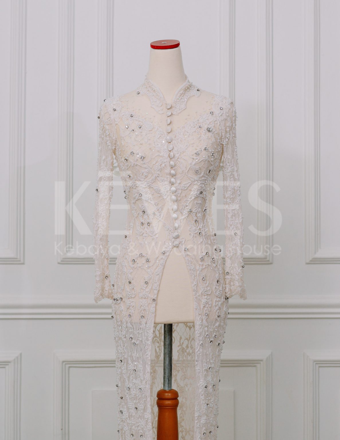 BROKEN WHITE KEBAYA SELUTUT DESY - Kewes Kebaya
